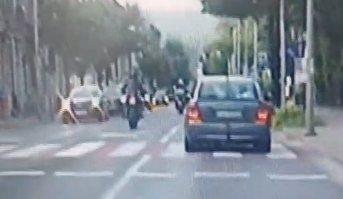 Jechał motocyklem na jednym kole. Wysoki mandat, punkty karne i utrata ...